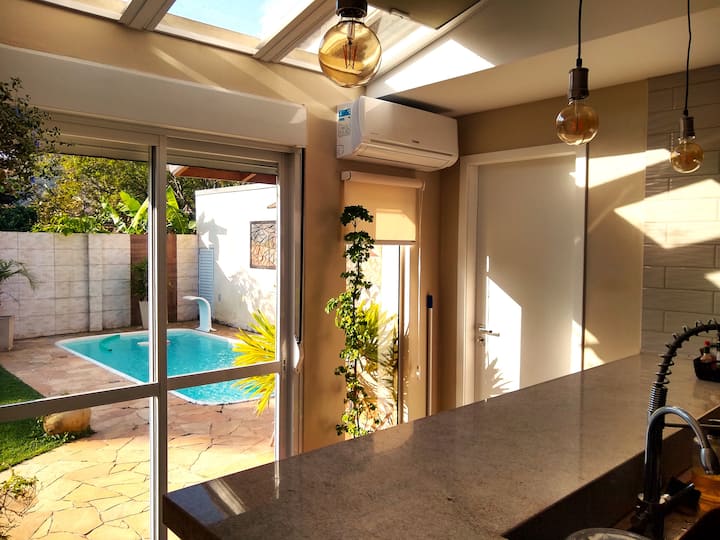 Excellent Cond House, With Pool, 1 Block To Beach - Florianópolis