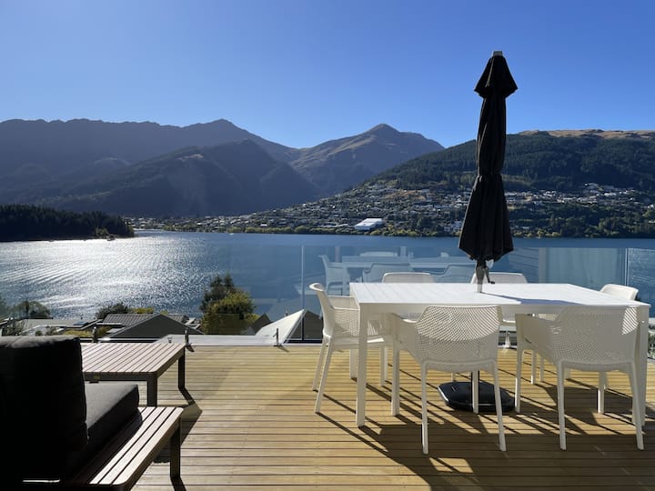 Stunning Lake Views - Perfect Ski Base & Hot Tub - Queenstown, New Zealand