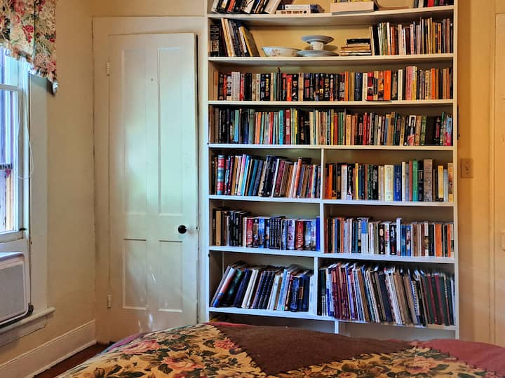 Writer/reader Retreat: Library, Fireplace, Study - Great Barrington, MA