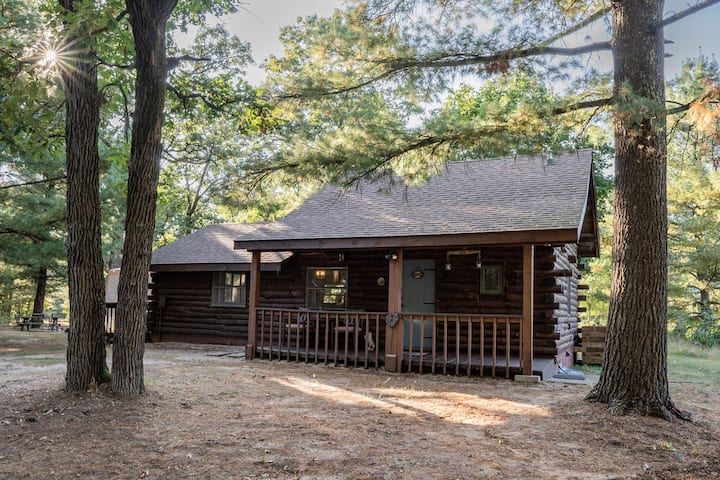 Cozy Log Cabin In The Woods - Wisconsin