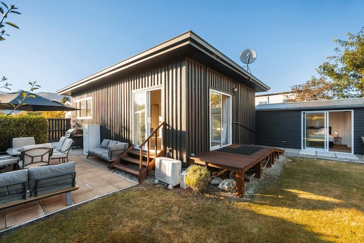Charming Cromwell Bach By The Lake - Cromwell