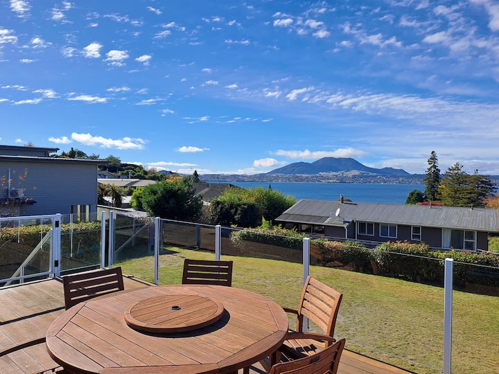 Bay Views On Isobel - Modern Home, Great Location - Taupō