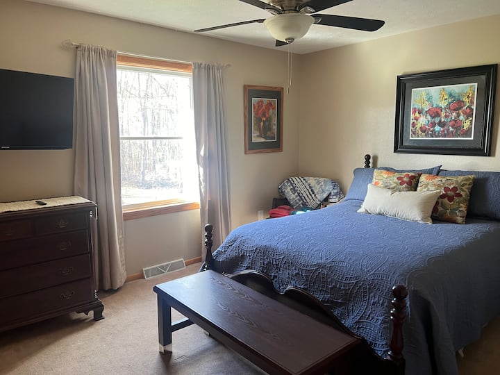Edinboro's Smarter Getaway Queen Room - Edinboro, PA