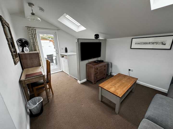 Hideaway - 1 King Bed + 2 Bathrooms + Patio - St Ives