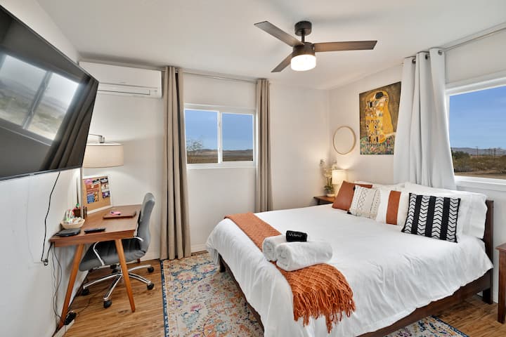 Desert Sunrise Room • Hot Tub + Stargazing - Joshua Tree National Park