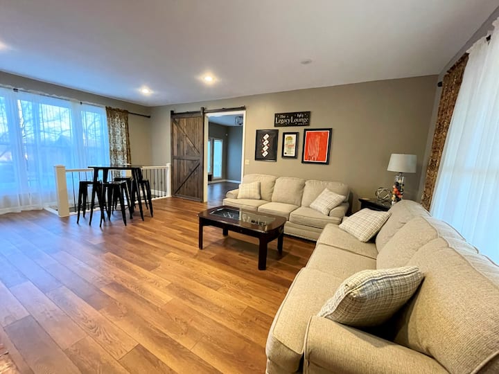 5 Bedroom Farmhouse On 38 Acre Estate - Parkville, MO