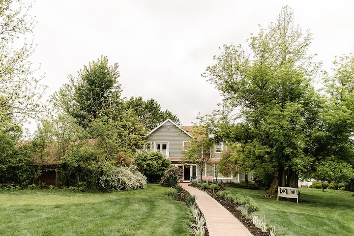 5 Bedroom Farmhouse On 38 Acre Estate - Gladstone, MO