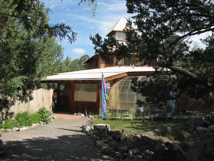 Beautiful Straw Bale Retreat Home - Crestone, CO