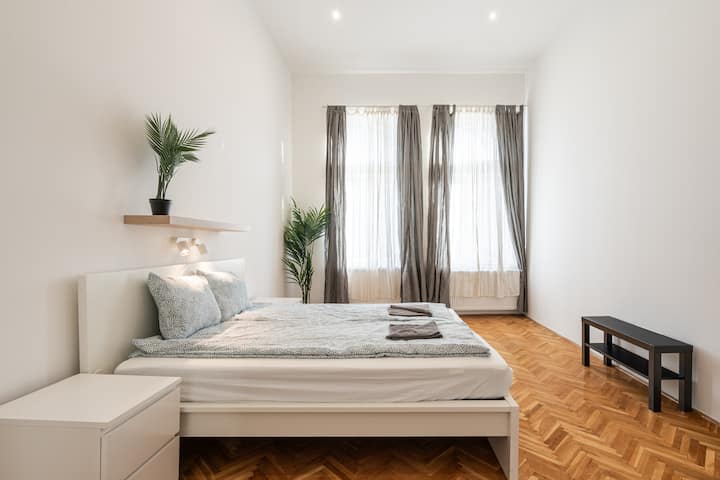 Luxurious & Stunning 3 Bedroom And 2 Bathroom Flat - Budapest