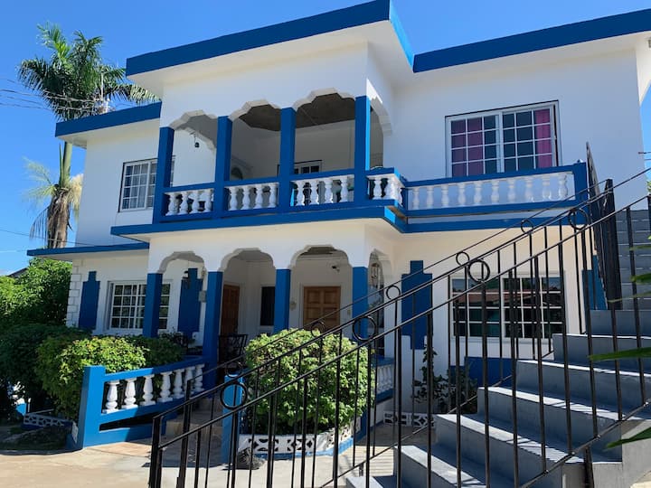 Tropical Breeze Villa  4 Bedrooms With Pool - Negril