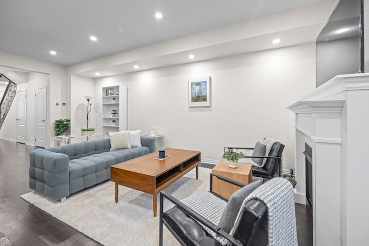 Modern Beautiful Home W/ Private Patio And Balcony - Toronto