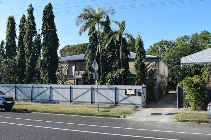 (S1) Close To City - Sleeps 5 Guests - Cairns