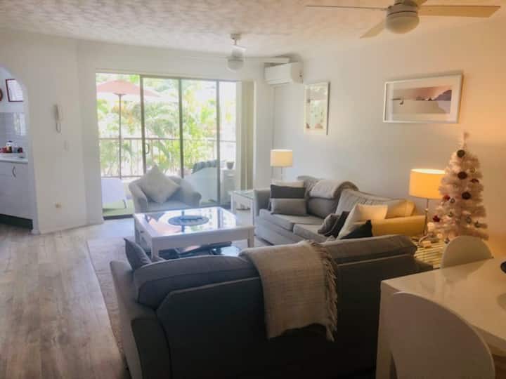 Beachside Apartment, Walk To Beach, Shops, Trams - Gold Coast