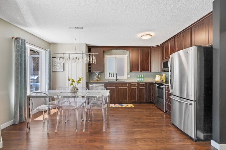 Entire Home - King Bed, 4br, Ac, K9 Welcome Wifi! - Calgary