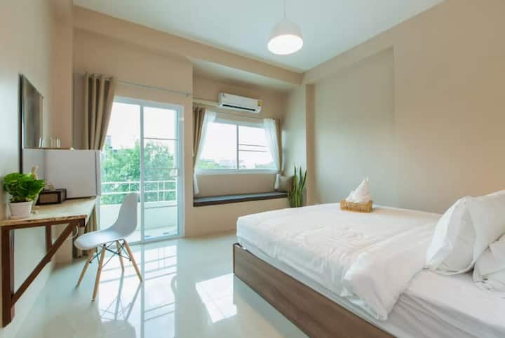 R3-private En-suite W/ Balcony & Wifi - Chiang Mai