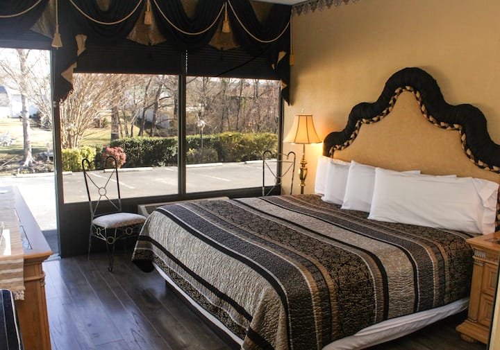 Stay On The River! Boutique Motel 100 - Pigeon Forge, TN