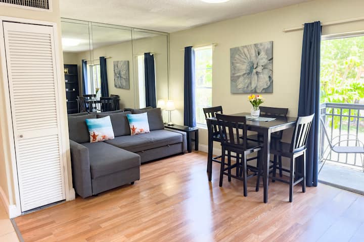Apartment W/ Wifi Near Beach And Shops - Sunny Isles Beach, FL