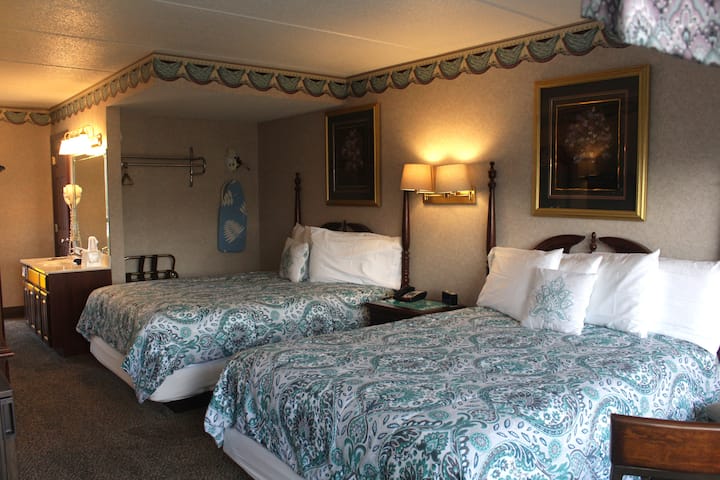 Stay On The River! Rivergate Mountain Lodge 202 - Pigeon Forge, TN