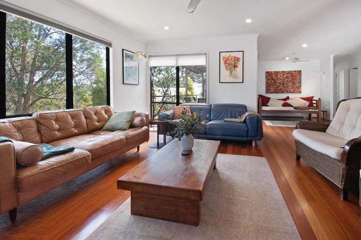 Modern, Spacious, 4 Bed Home, Stroll To The Beach. - Broulee