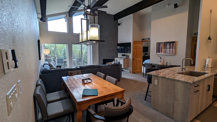 Luxury Condo W/ Free Wifi, Parking, Heated Pool, Hot Tubs, Skier Shuttle - Avon, CO