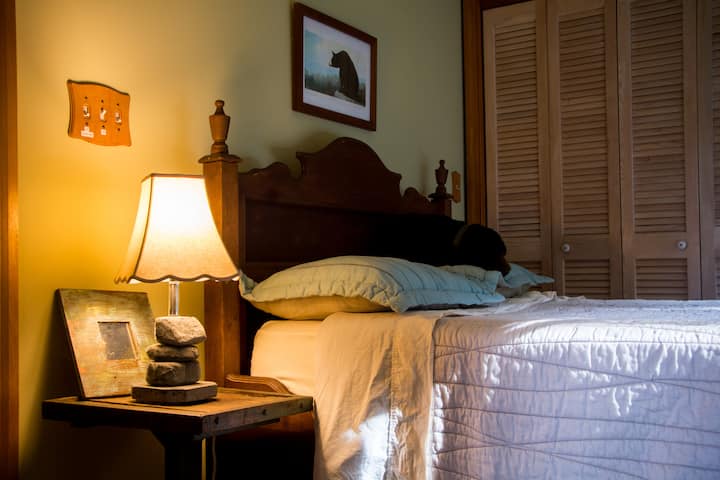 West Room | Quiet Blue Ridge Farm Stay - 韋恩斯伯勒