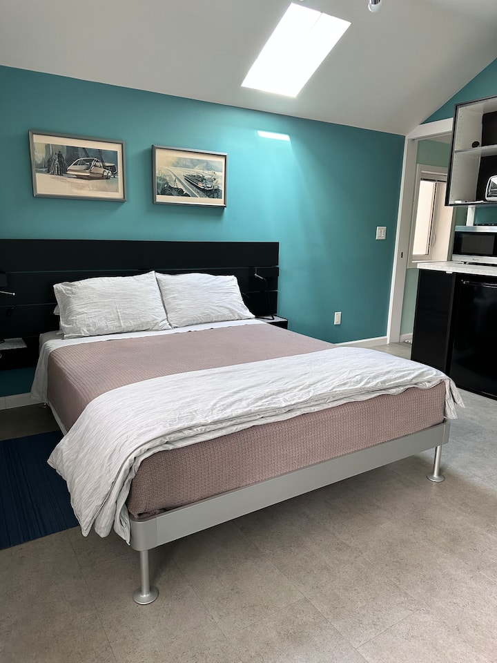 The Launchpad: Clean, Mod, Convenient Guest House - Portland, OR