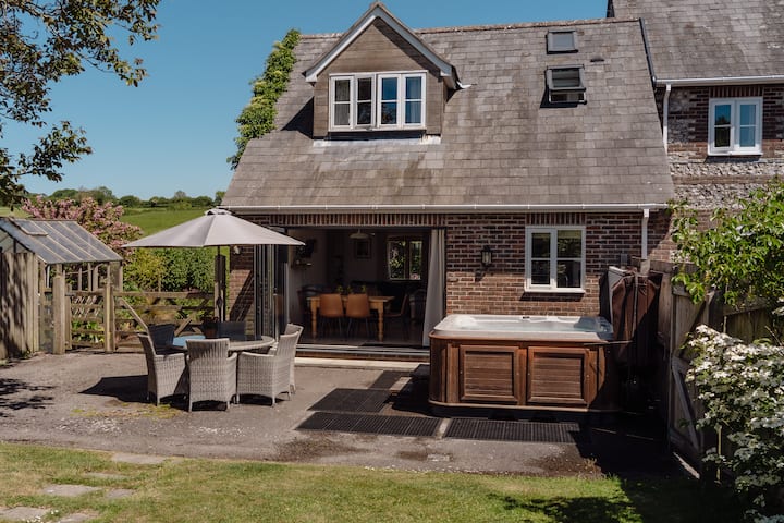 Charming Brick Cottage With A Patio And Hot Tub - Dorset