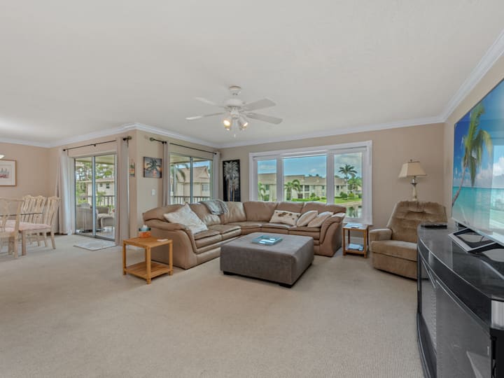 2br, 2ba Neapolitan Condo Escape - Naples, FL