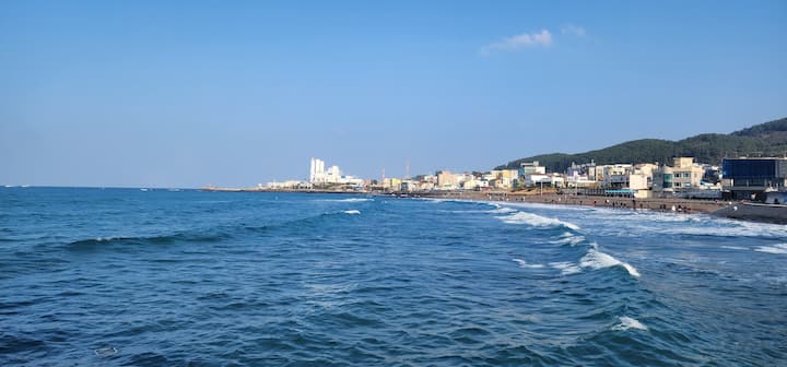 2층넓은공간,서핑,해변2분거리,편의점,마트,산책코스,원당봉,바다,맛집,맨발걷기,야경,숲길 - Jeju-si