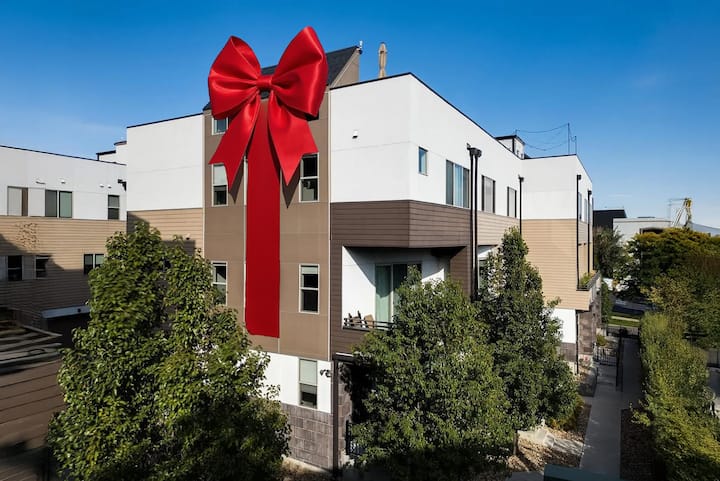Luxury Retreat Broncos Stadium Stunning Townhome - Denver