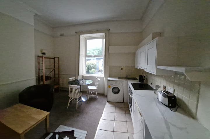 Grpk1: Large 2 Roomed Ground Floor Flat - Dún Laoghaire