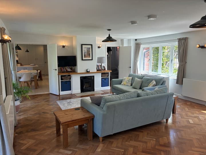 Light And Spacious Family Home - Godalming