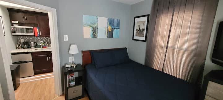 2nd Floor Suite/ Private Bath & Kitchenette - Jersey City, NJ