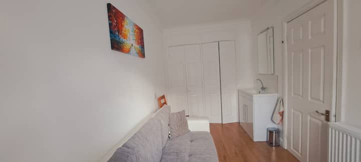 Cosy En-suite Room
With Double Sofa Bed - High Wycombe