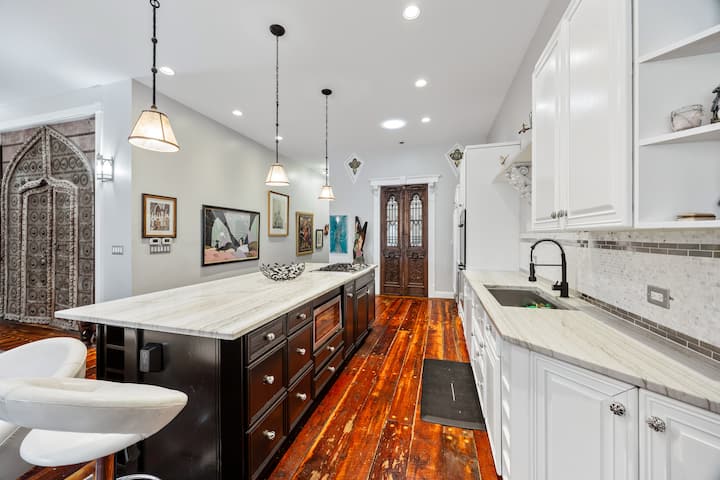 Gorgeous Penthouse With Parking In Heart Of Forest Park - Oak Park