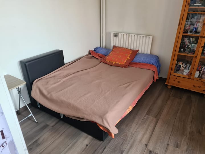 Coin Chambre Dans Mon Salon Derriere Rideau - Chalon-sur-Saône