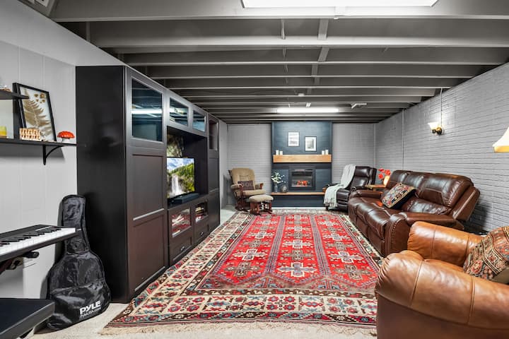 Stay With Locals! Cozy Private Room In Family Home - Valparaiso, IN