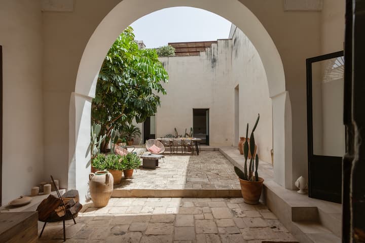 Palazzo La Corte Avec Cour Et Grandes Terrasses - Nardò