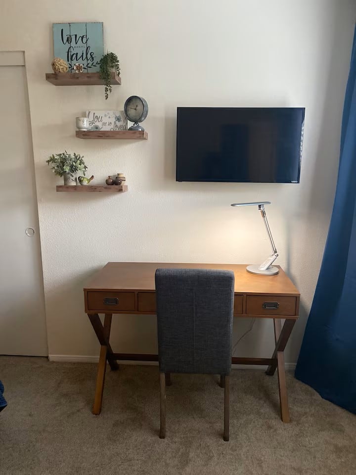 Quiet Bedroom & Private Bath Near Wineries & Fwy - Temecula, CA