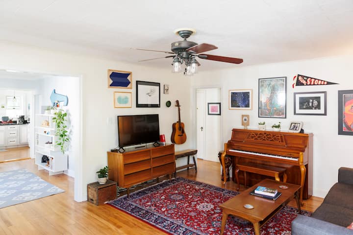 Bright & Artsy Spacious Bungalow With Backyard - University of Missouri, Columbia