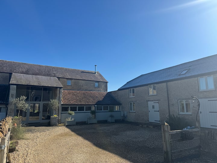 Rooms In Stunning Barn Conversion - Chippenham