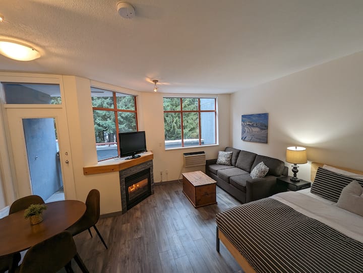 Main Street Studio W Hot Tub/sauna/gym - Whistler