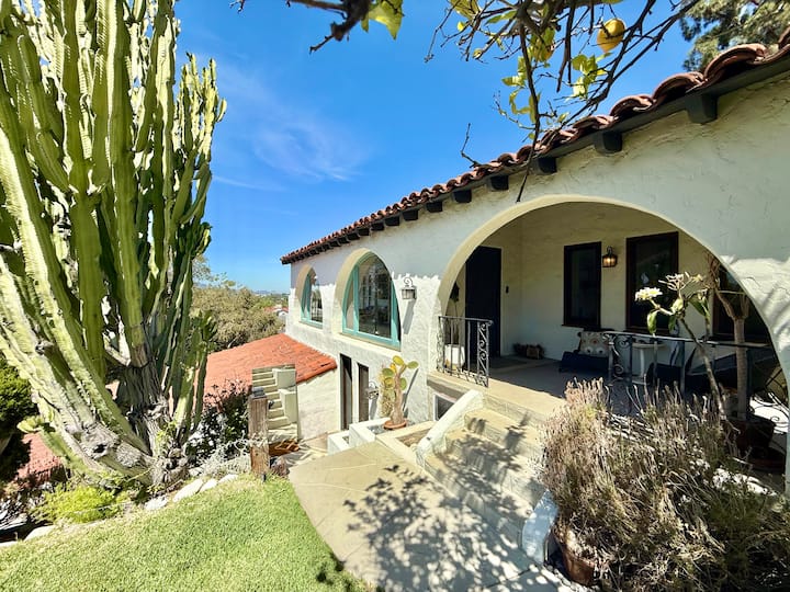Classic Eagle Rock Hilltop Retreat With 360° Views - Pasadena, CA