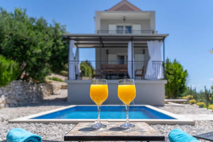 Charming Villa Nina With Pool And Seaview - Tučepi