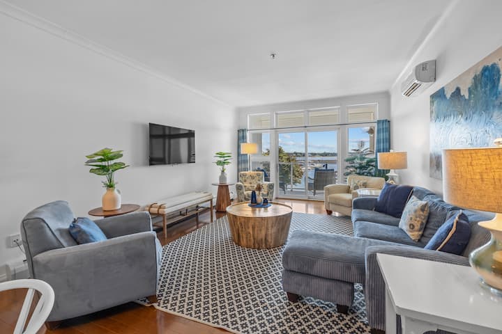Luxury Waterfront Marina Condo In Downtown - Charlottetown