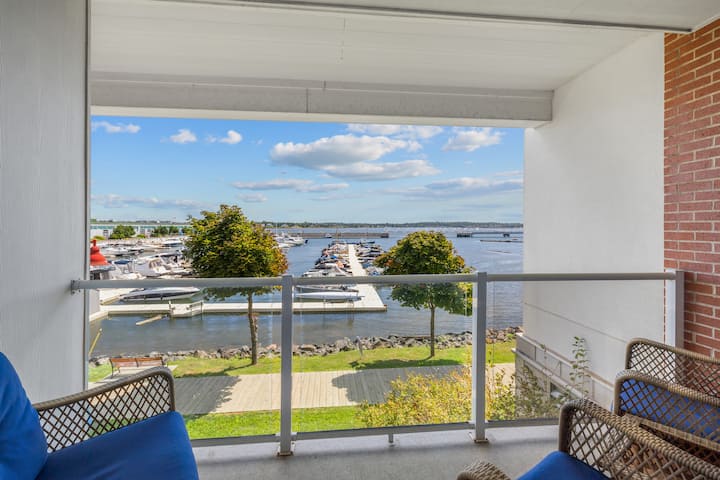 Luxury Waterfront Marina Condo In Downtown - Charlottetown