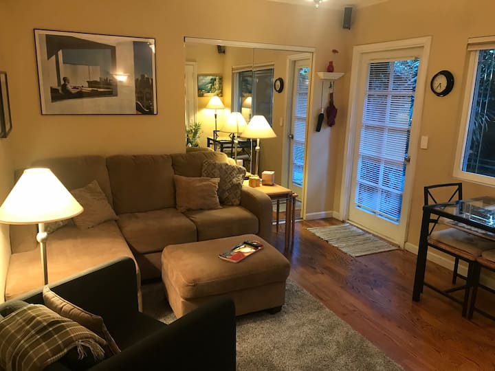 Quiet Hidden Gem In Toluca Lake With Private Patio - Burbank, CA