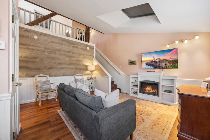 Fireside Suite @Camden W/ Breakfast & Living Area - Rockland, ME