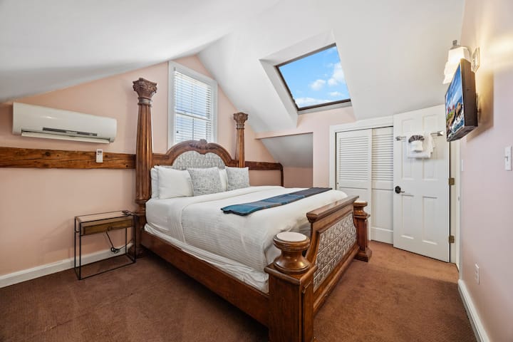 Fireside Suite @Camden W/ Breakfast & Living Area - Rockland, ME