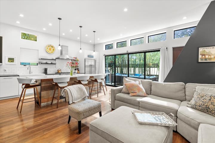 Incredible House Off The Venice Canals - Venice Beach, CA